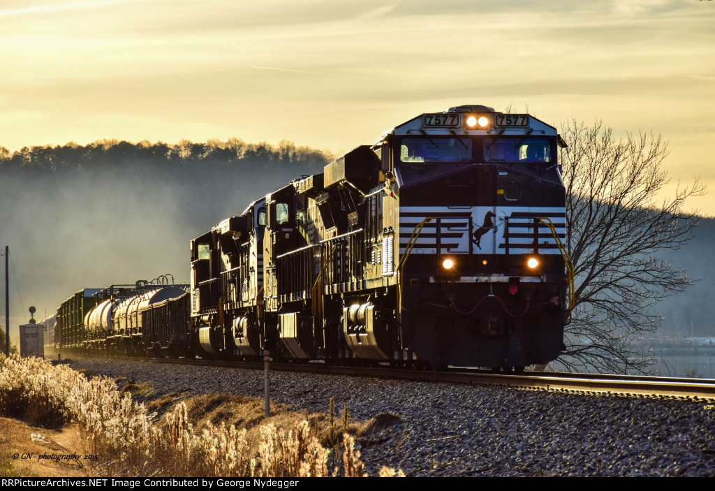 NS 7577 / ES40DC is leading a mixed freight train